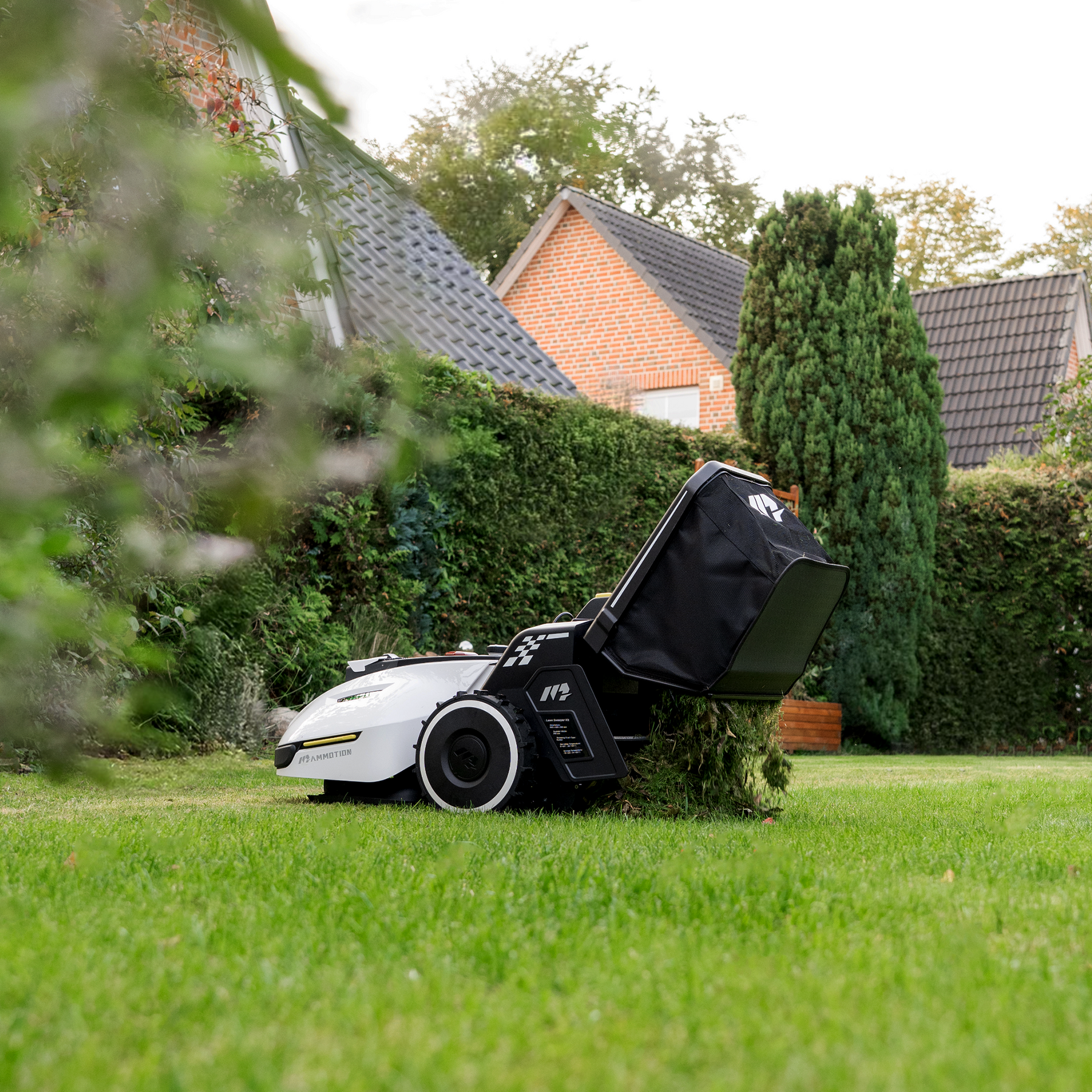 YUKA: 2-in-1 Self-emptying Lawn Sweeping Mower | Mammotion UK