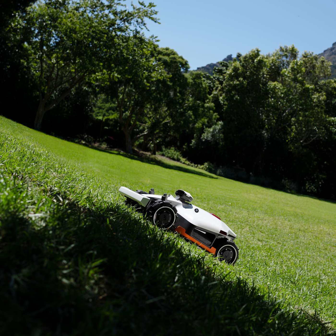 LUBA 2 AWD Series Robot Lawn Mower | Mammotion UK